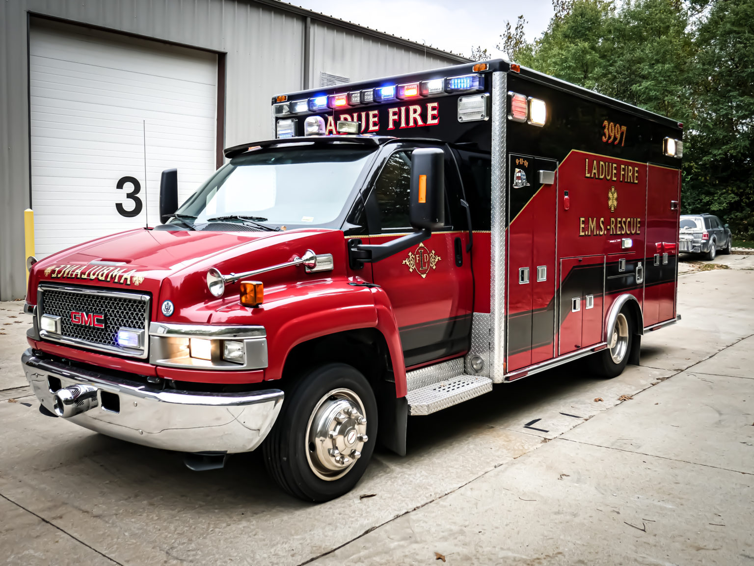 2005 MedTec GMC C-4500 Custom Ambulance - American Response Vehicles
